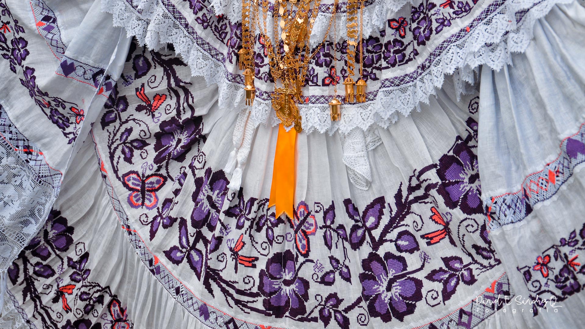 El gallardete en la pollera panameña – lacabanga